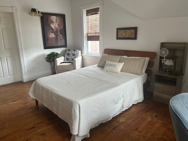 Montgomery Room, Dreamers Farm - Sauble Beach