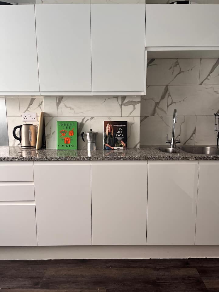 4-bed Flat • 2.5 Baths • Balcony - Londres