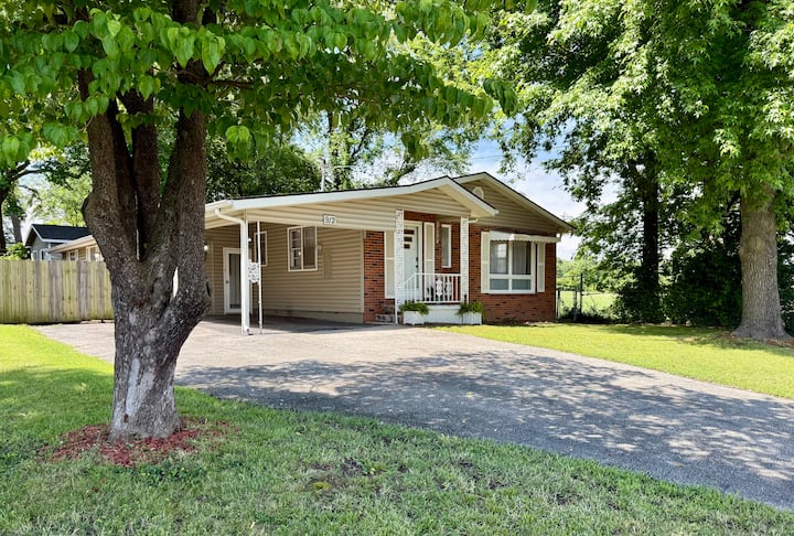 King Bed Retreat • 2 Living Areas • Near Events - Springfield, MO