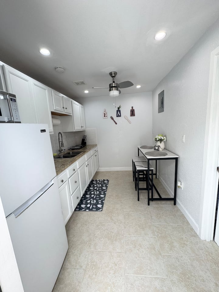 Sunnyvilla - Tampa, FL