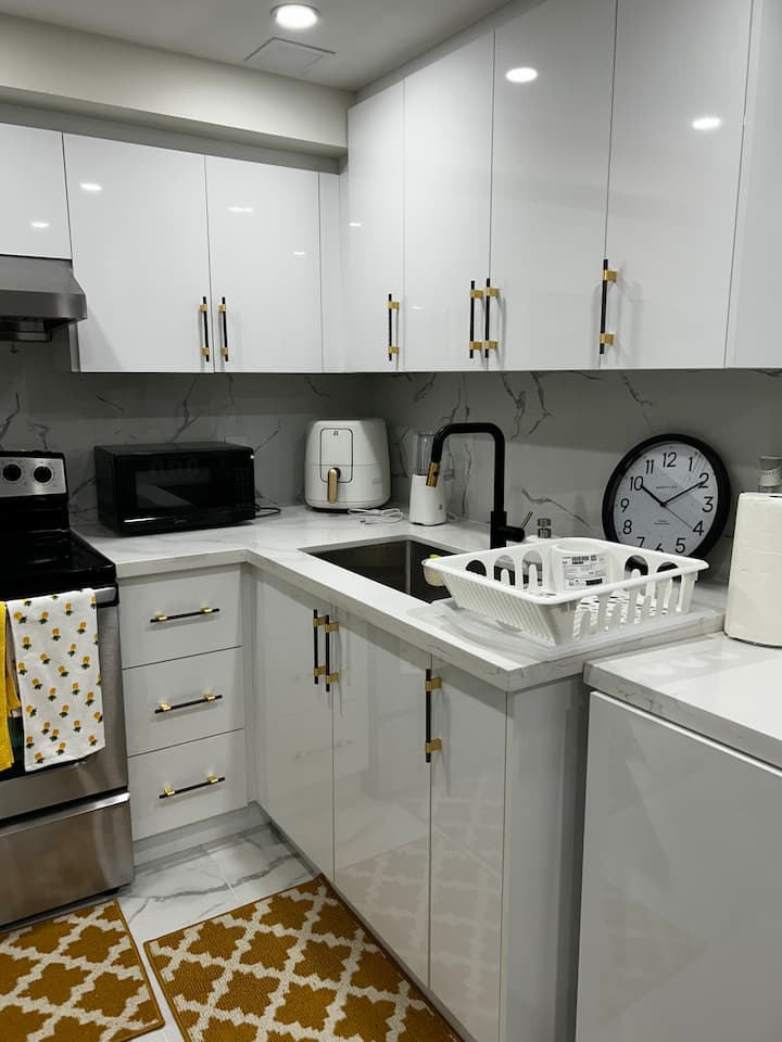 Modern 1 Bedroom Apartment - Milton