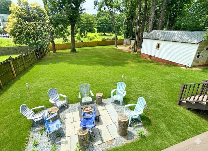 Cozy Plaza Midwood Bungalow | Huge Yard & Firepit - University City Boulevard – Charlotte
