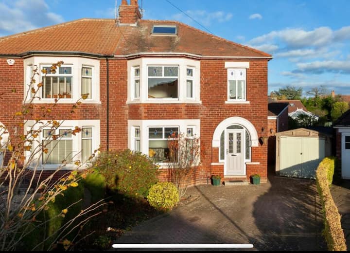 York Home With Garden And Parking - York