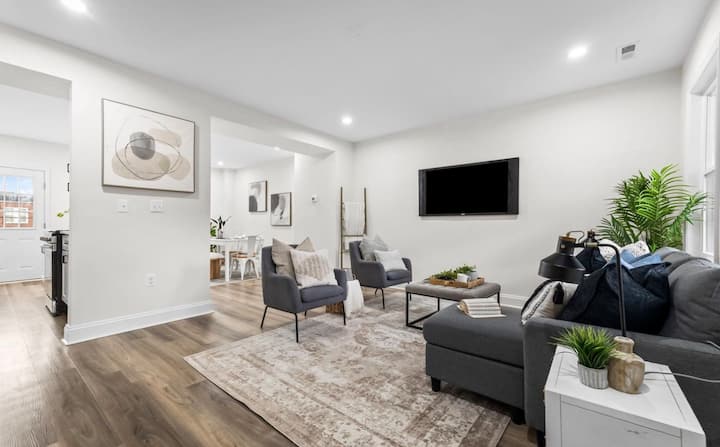 Beautifully Renovated House 2 Blocks From Towson U - Towson, MD