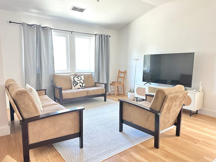 Modern And Cozy 4 Bedroom Near Shops & Restaurants - Elk Grove