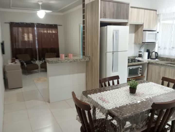 Casa Funcional Com Churrasqueira. Ar Condicionado. - Maringá