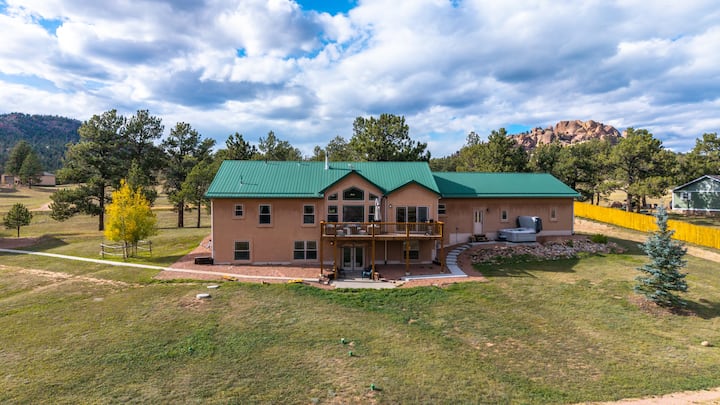 New! Mountain Views, Hot Tub, Game Room, Sleeps 12 - Cripple Creek, CO