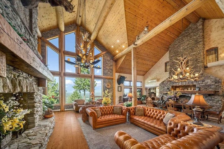 Scenic Forest Lodge W/ Mountain View-close To City - Spokane, WA