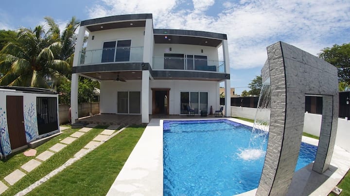Luxurious New 5-bedroom Beach House Retreat - Pool - El Salvador