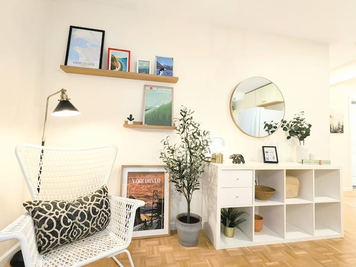 Spacious & Bright Newly Renovated, Sleeps 6 Pers - West Vancouver