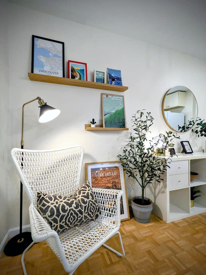 Newly Renovated! Spacious & Bright Nature Retreat - West Vancouver