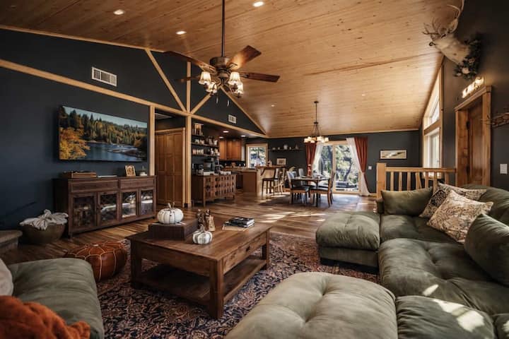 Velvet Pine Cabin-theater, Hot Tub, And Generator -