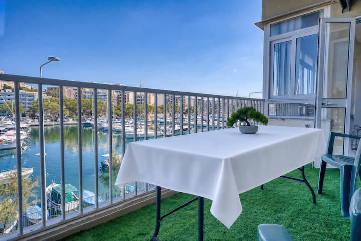 Seafront Yacht View Valletta View, 200m2 Apartment - Malta