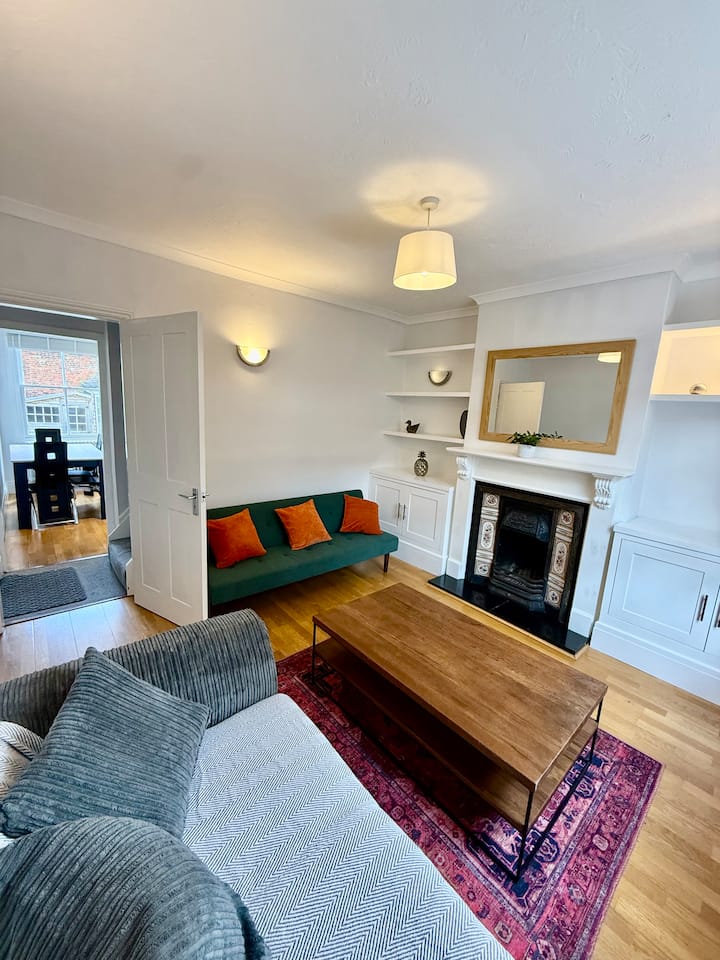 Charming 2 Bed Cottage, Garden & Central Location - Guildford
