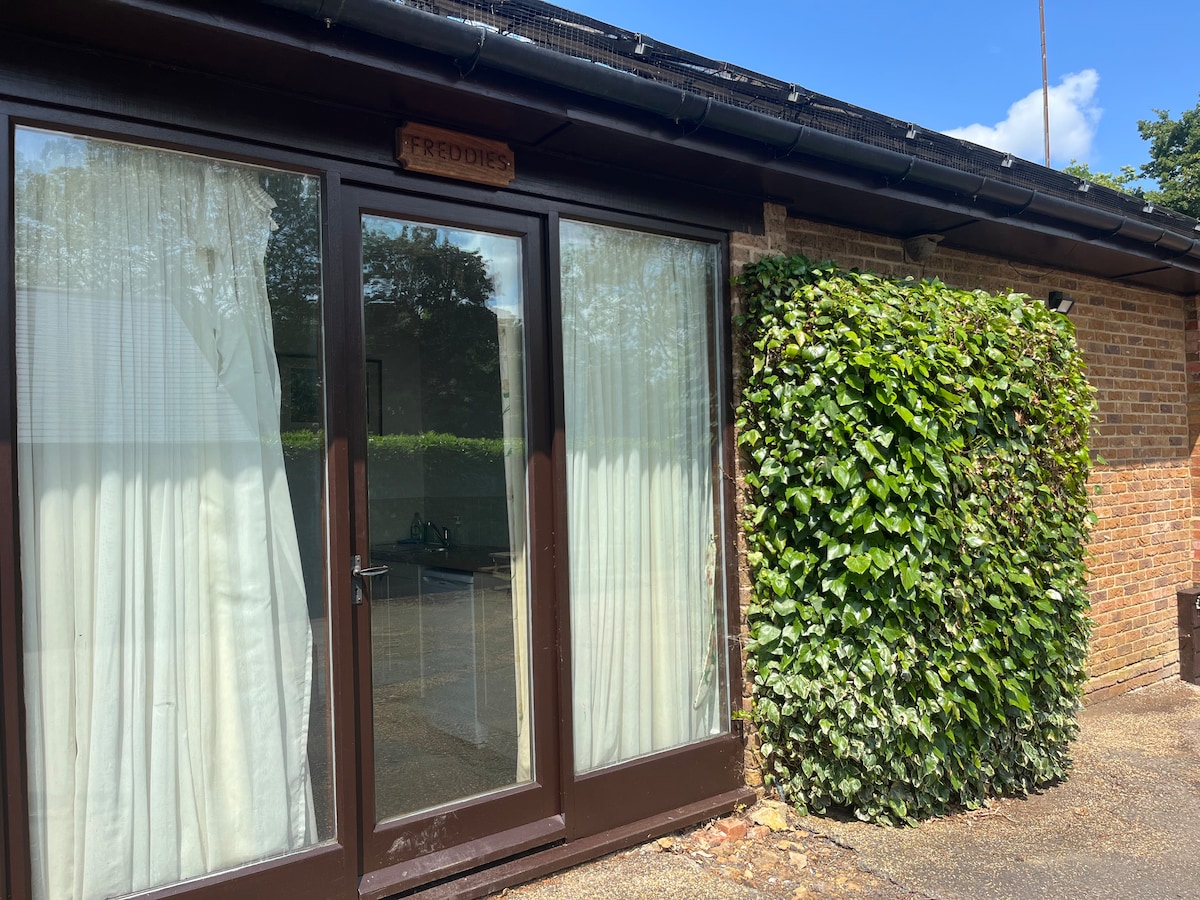Available for British GP weekend - Guesthouses for Rent in Blakesley ...