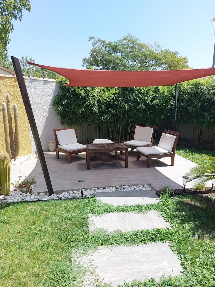 Maison, Jardin Paysagé,
Jacuzzi - Salon-de-Provence