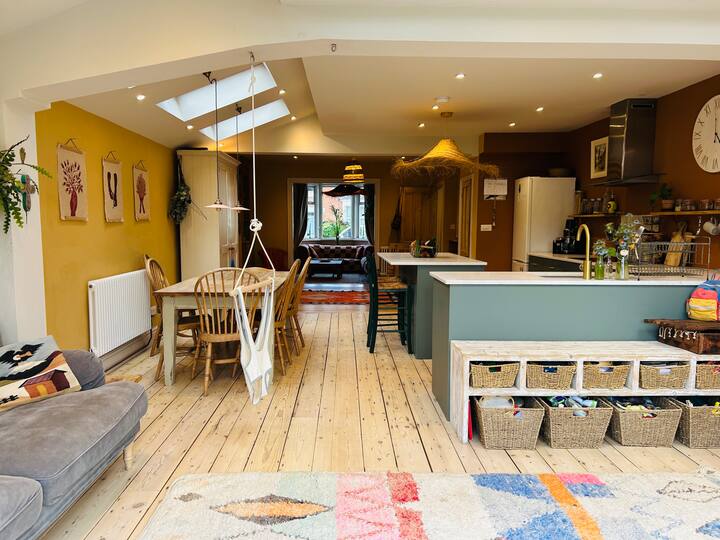 Stunning, Spacious Family Home. - Warminster
