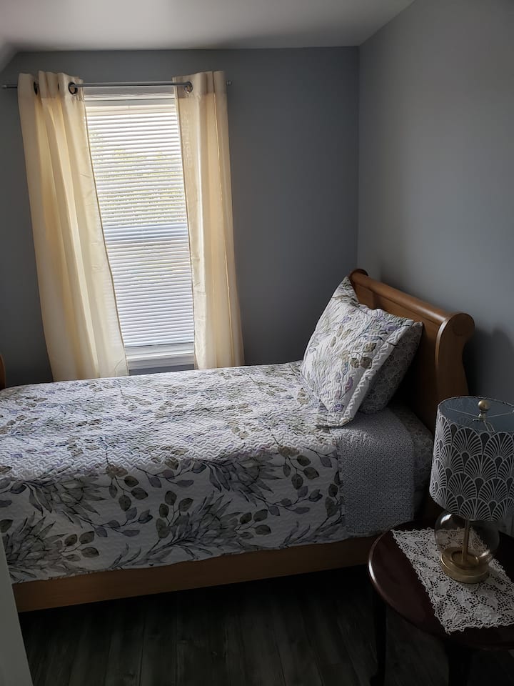 Sparkles 4bdrm - Glace Bay
