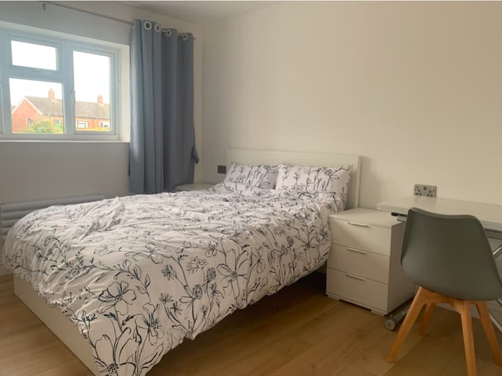 Double Bedroom For One Traveler - Guildford