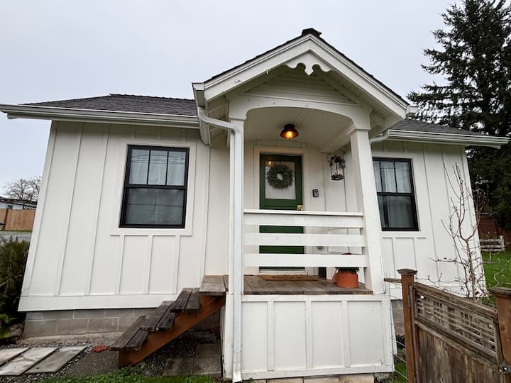 Charming Cottage - Big Lake, WA