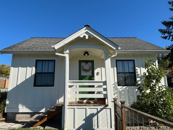 Charming Cottage - Mount Vernon, WA