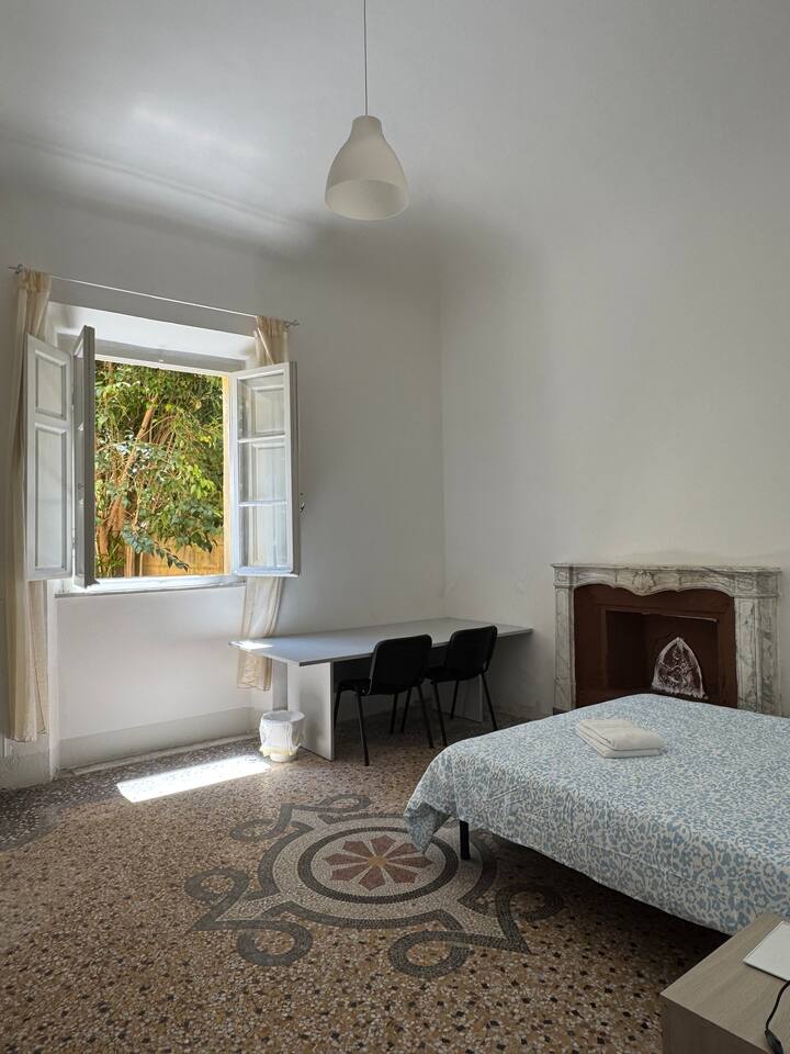 Garden View Triple Room With Shared Bathrooms - Livourne