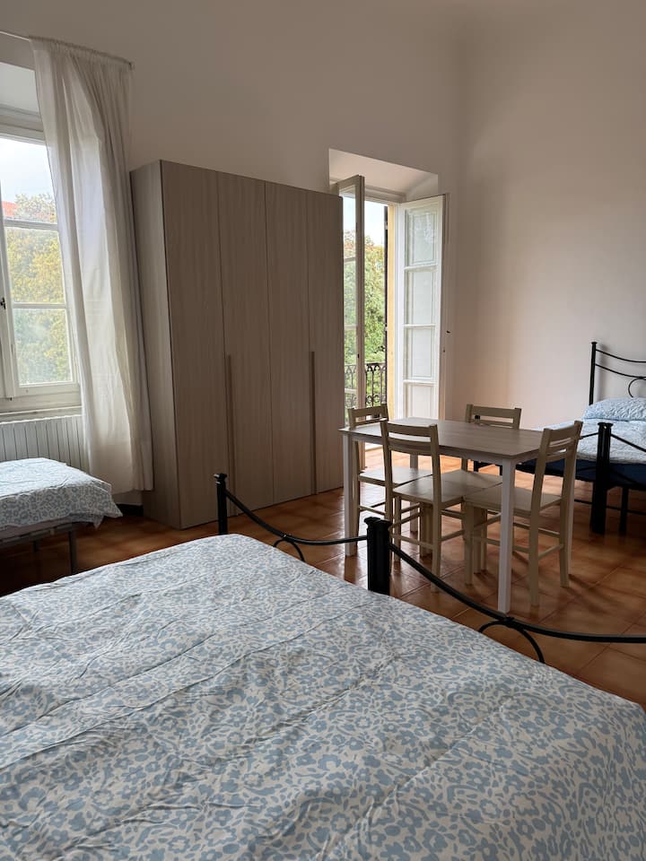 Family Room With Shared Bathrooms - 利佛諾