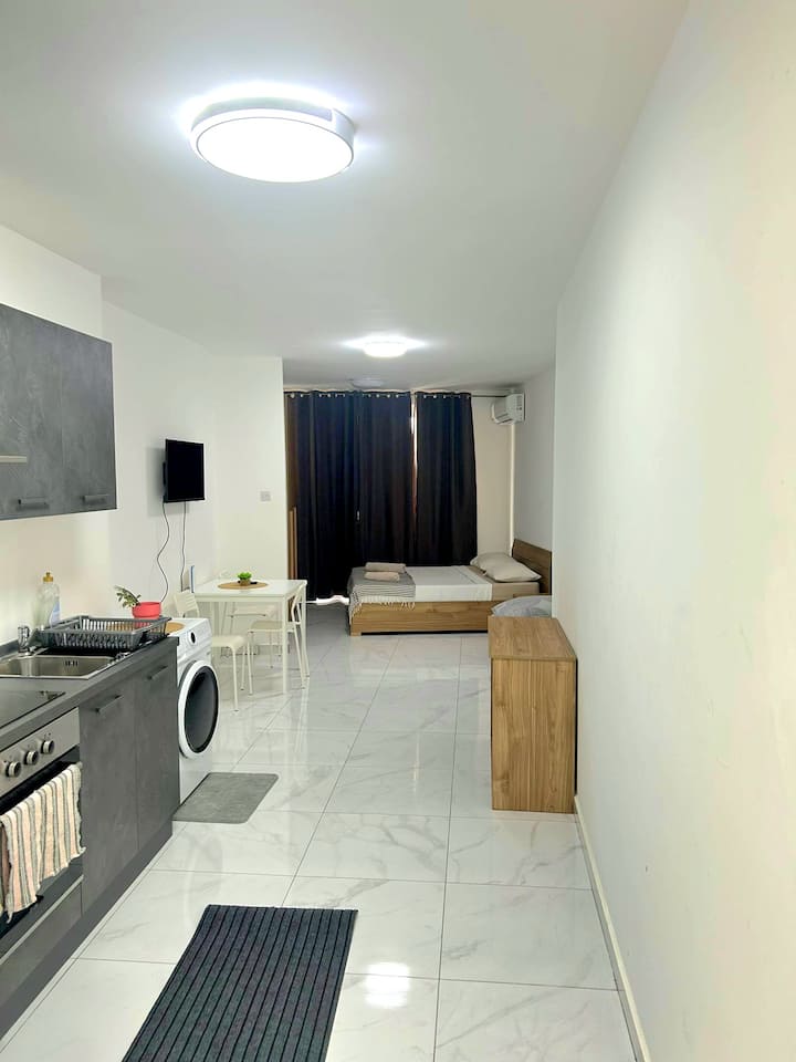 En-suite Studio In Balluta - Malta