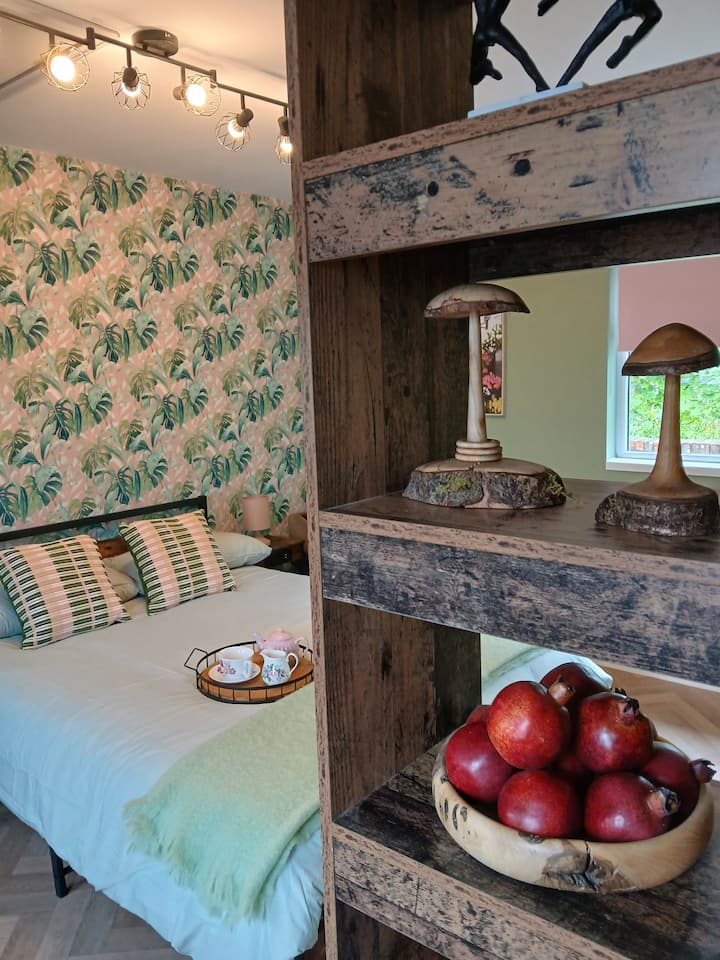 The Green Room
Studio Apartment - Mayo