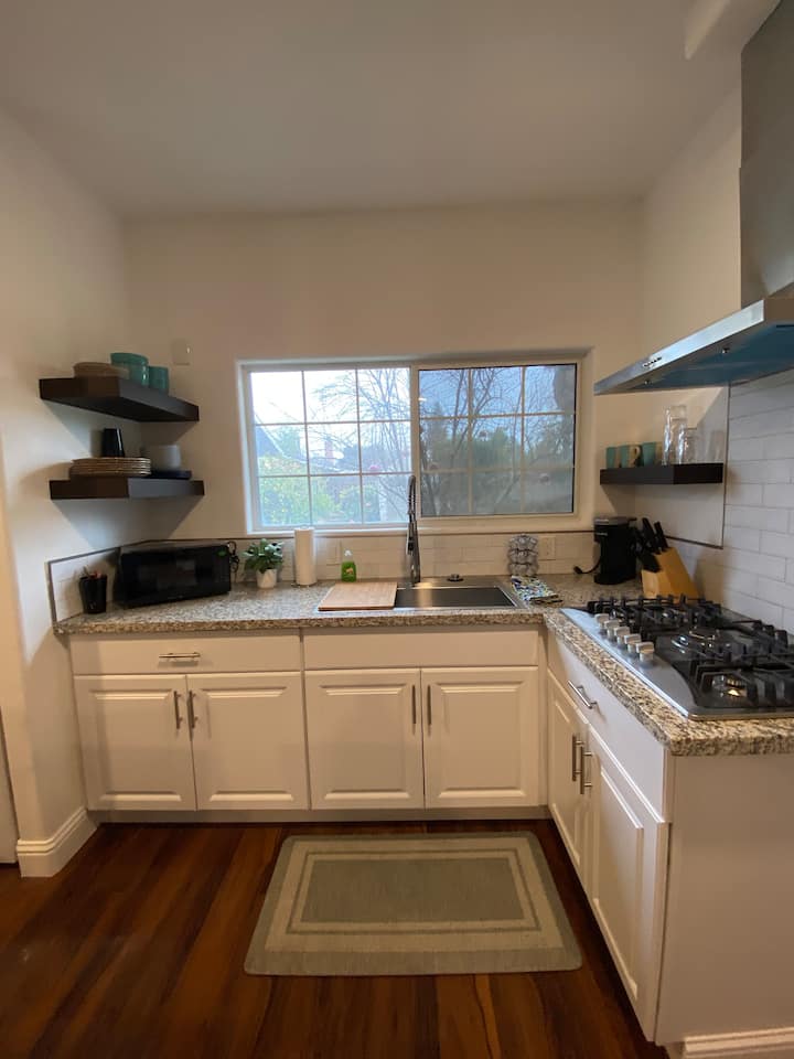 Private Cottage, Ideal Location! - Fresno, CA