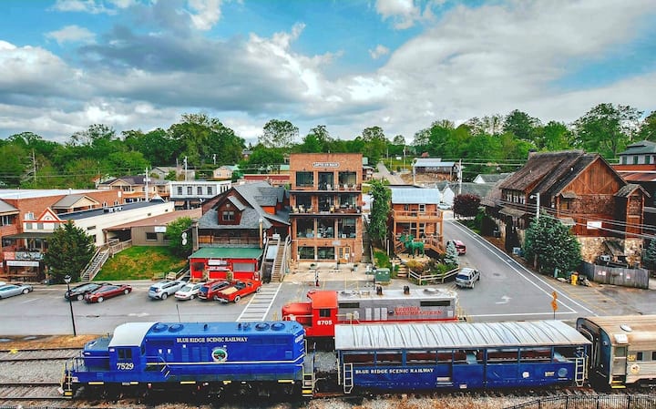 Downtown Retreat 1 Min Drive From Shops,mtns&lake - Blue Ridge, GA