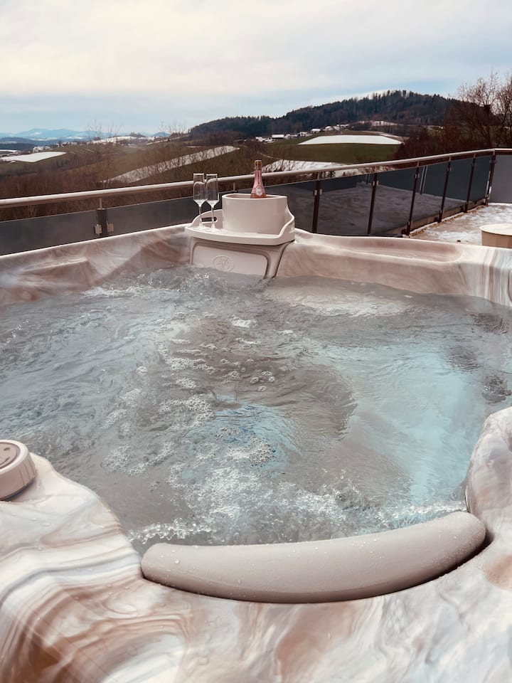Rooftop Penthouse | Hot Tub & Mountain View - Neureichenau