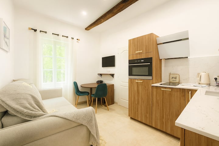 2 Bedrooms / 2 Bathrooms - Prestige & Charm - Antibes