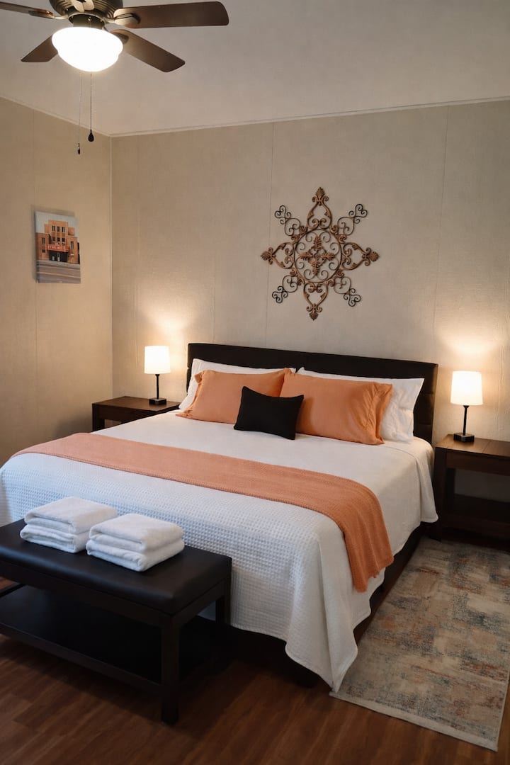 Spacious, Comfortable King, Copper Crest Cottage - Crossville, TN