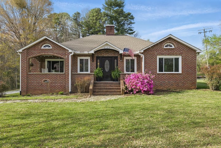 Country Living In Hendersonville - Stone Ashe Vineyards, Hendersonville