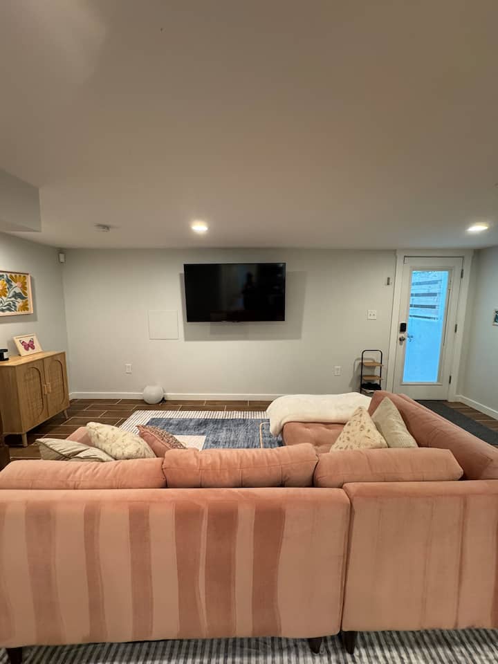Charming Dc Apartment - 2bd, 1ba - Washington, D.C.
