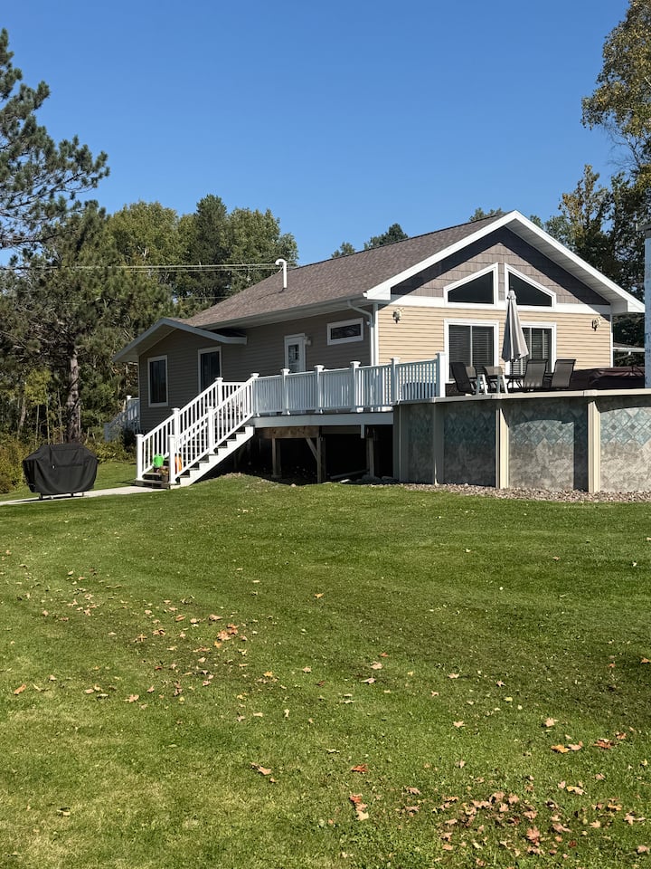 Pool! Hot Tub! Privacy! Minutes To Duluth! - Duluth, MN
