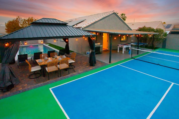 5br Poolside Pickleball Retreat With Outdoor Oasis - Las Vegas