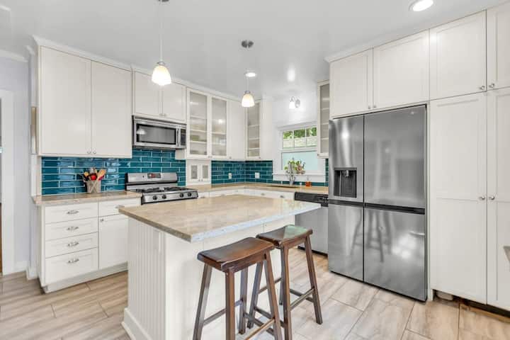 Cozy Land Park Bungalow - Sacramento, CA