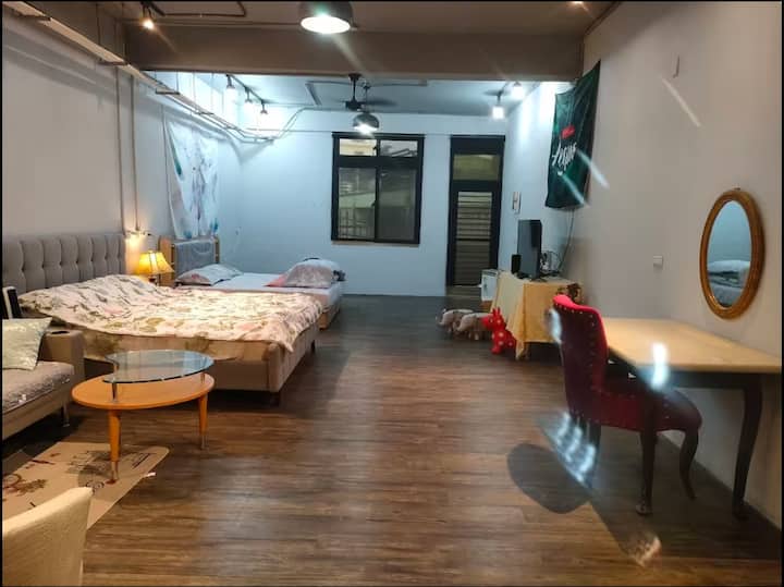 超美16坪特大套房配陽台(雙人加大床+沙發床+43吋液晶電視) - 龍潭區