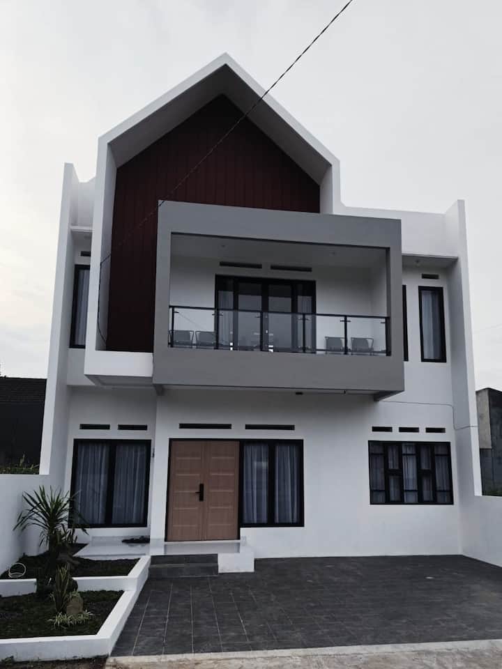 Rabbani's House Selabintana
Villa W/ Private Pool - Sukabumi