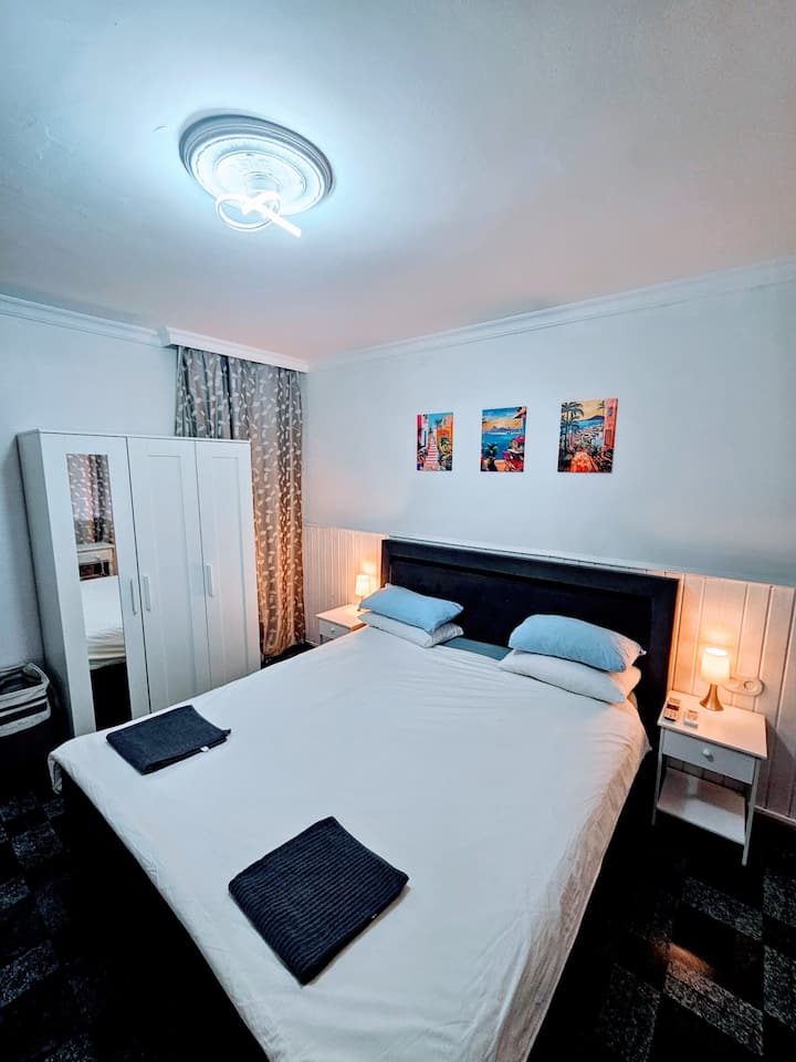 Very Large Family Room - Gibraltar