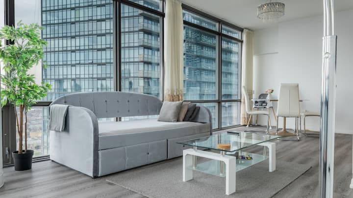 Skyline Condo W/ Pool & Parking - Toronto