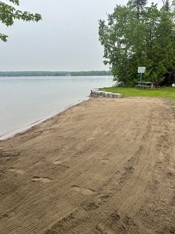 Bunnies Cottage #1
2 Bedrooms
1 Pull Out Couch - Rosedale