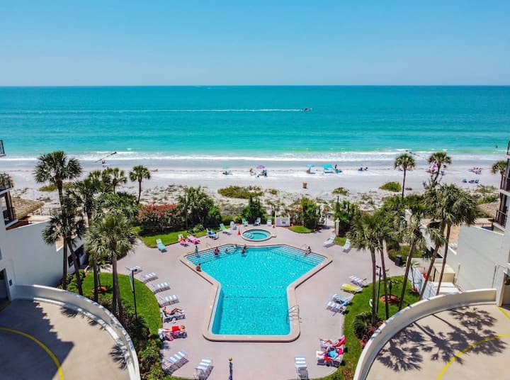 Luxury Oceanfront Studio - Madeira Beach, FL