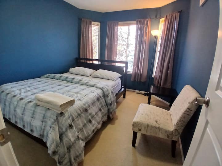 Private Cozy Beautiful Bedroom In A Home - Airdrie