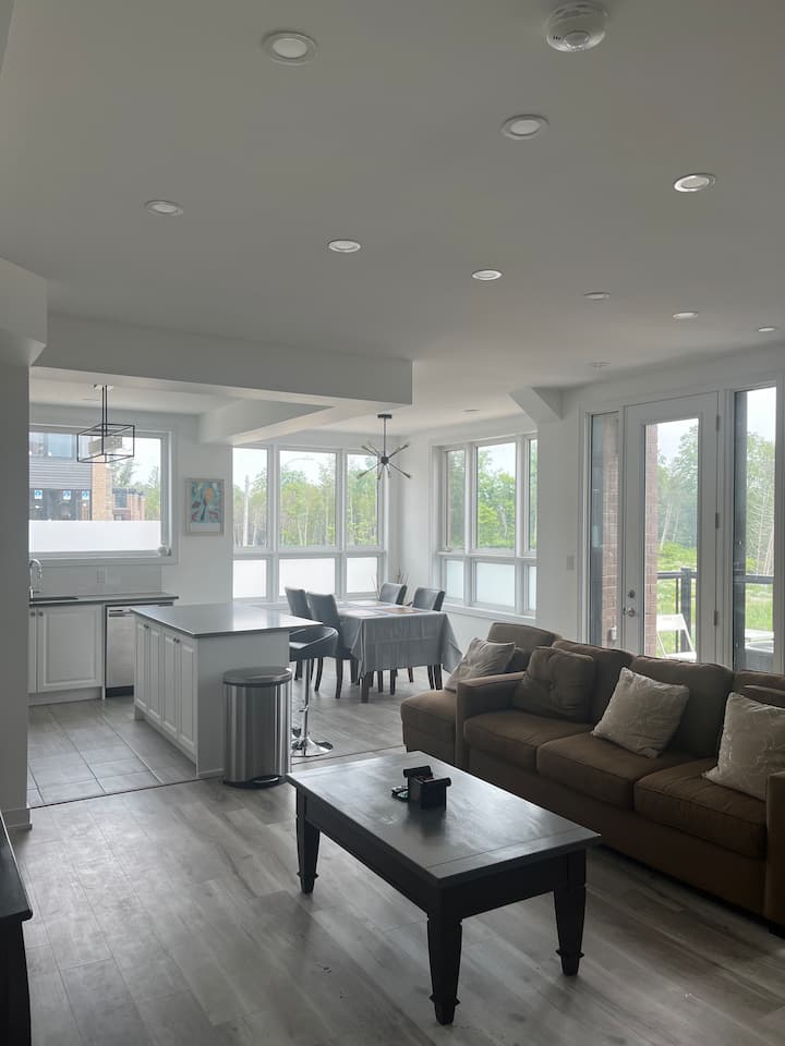 Bright Modern Retreat In Barrie - Innisfil
