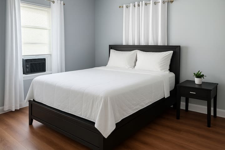 Clean & Modern 3br/1b Family Home Wt Private Yard - SNHU, Manchester