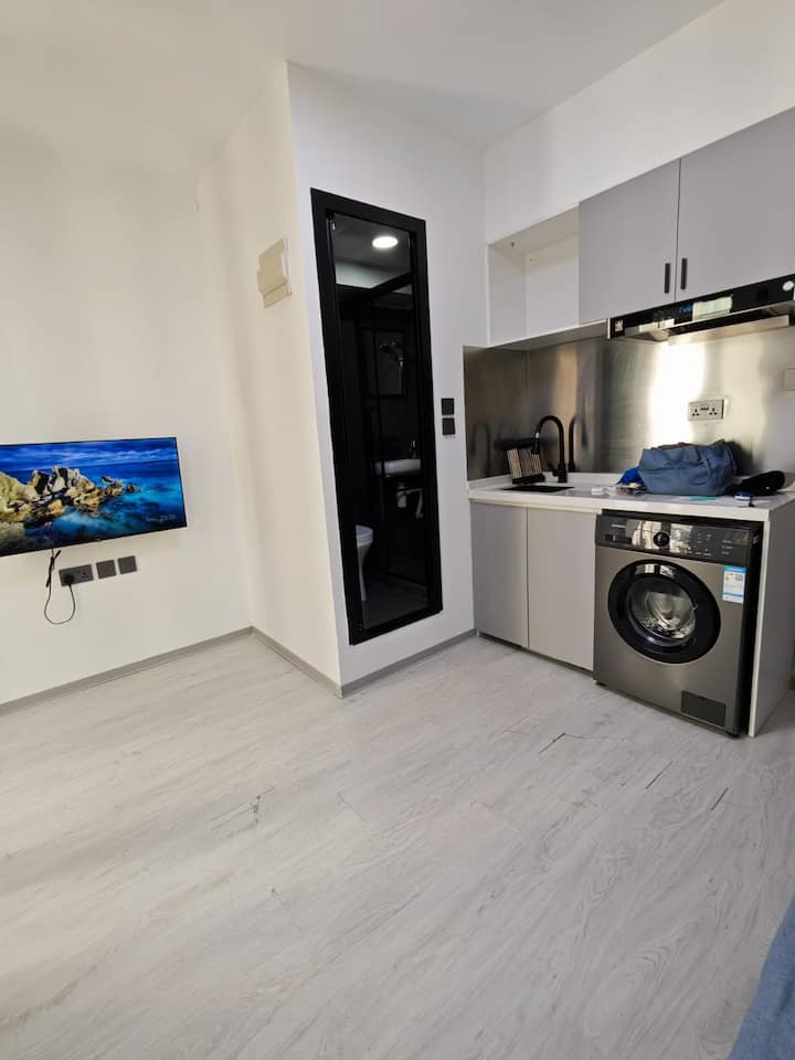 銅鑼灣市中心一廳一房有露台套房在高級購物名店附近，購物方便，地點舒適寧靜 ，交通方便，附近食肆林立 - Sai Kung