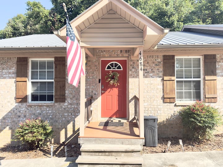 Back Porch * 4 Beds * Back Porch * Pet Friendly - Guntersville, AL